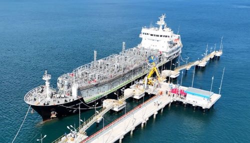 Tiba di Jetty PLTMGU Lombok Peaker, Kapal Pengangkut Gas Alam Siap ...